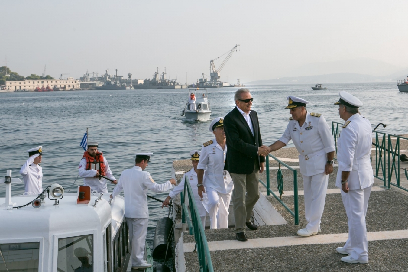 Επίσκεψη ΥΕΘΑ κ. Δ. Αβραμόπουλου στο Αρχηγείο Στόλου και σε Πολεμικά ...