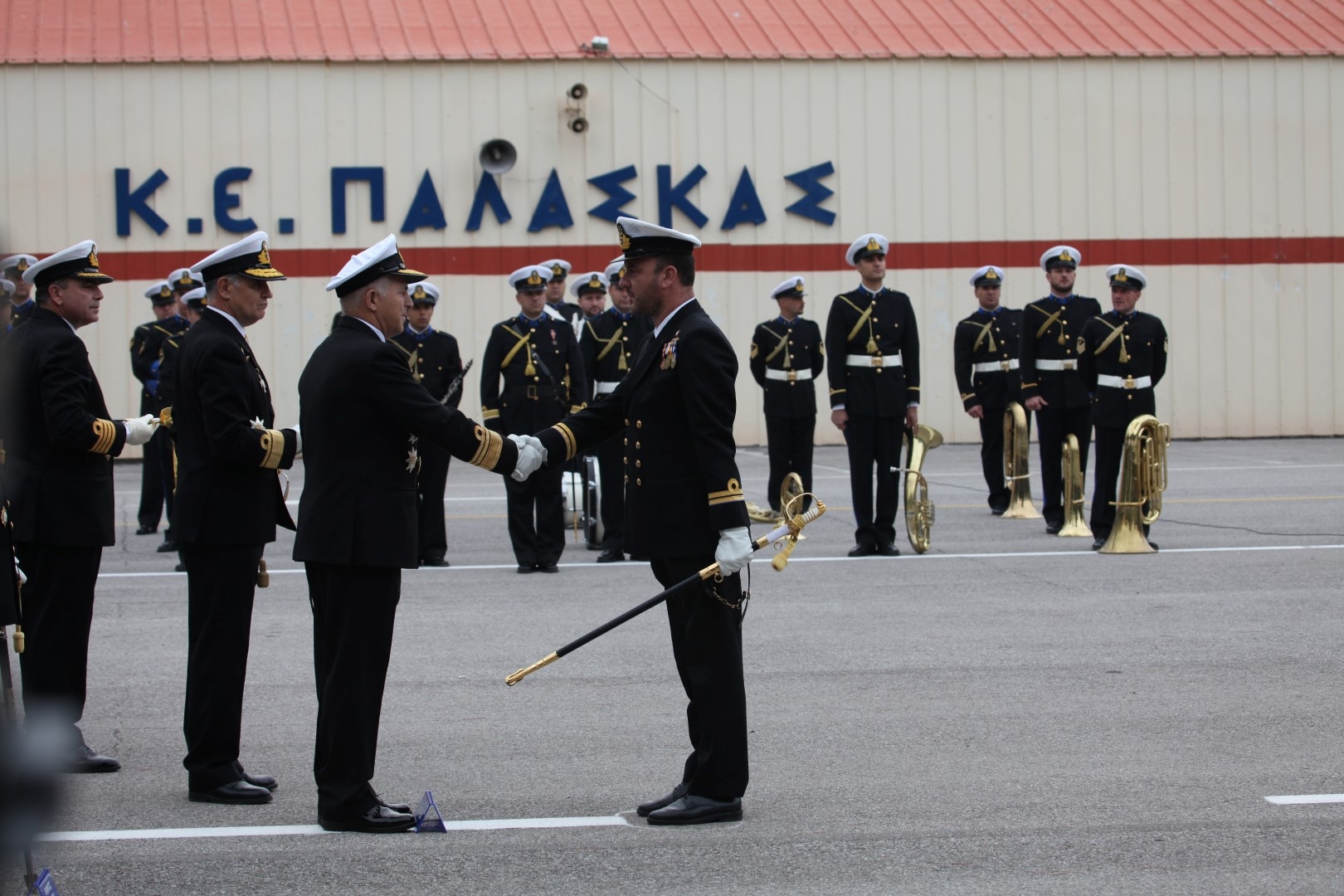 Επίδοση Ξιφών σε Αξιωματικούς Ειδικοτήτων - Πολεμικό Ναυτικό - Επίσημη ...