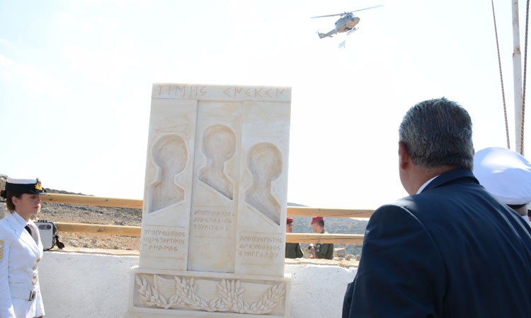 Ο ΥΕΘΑ Πάνος Καμμένος στα αποκαλυπτήρια του μνημείου των τριών πεσόντων ...