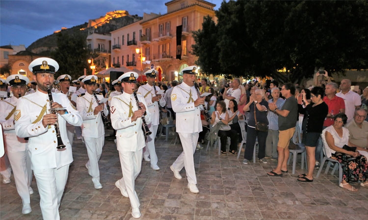 Συναυλία της Μπάντας του Πολεμικού Ναυτικού στην Πλατεία Συντάγματος ...