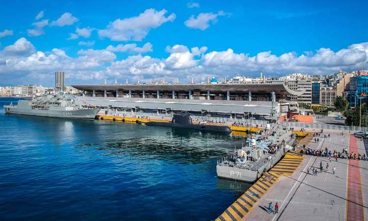 Πολυάριθμη η Προσέλευση του Κοινού στο Επισκεπτήριο των Πολεμικών ...