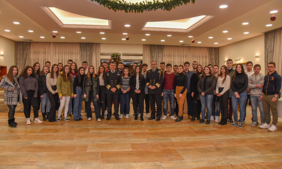 ΠΛΟΥΣ ΜΑΘΗΤΩΝ ΤΗΣ Γ' ΛΥΚΕΙΟΥ ΜΕ ΥΠΟΒΡΥΧΙΟ ΚΑΙ ΠΥΡΑΥΛΑΚΑΤΟΥΣ - Πολεμικό ...